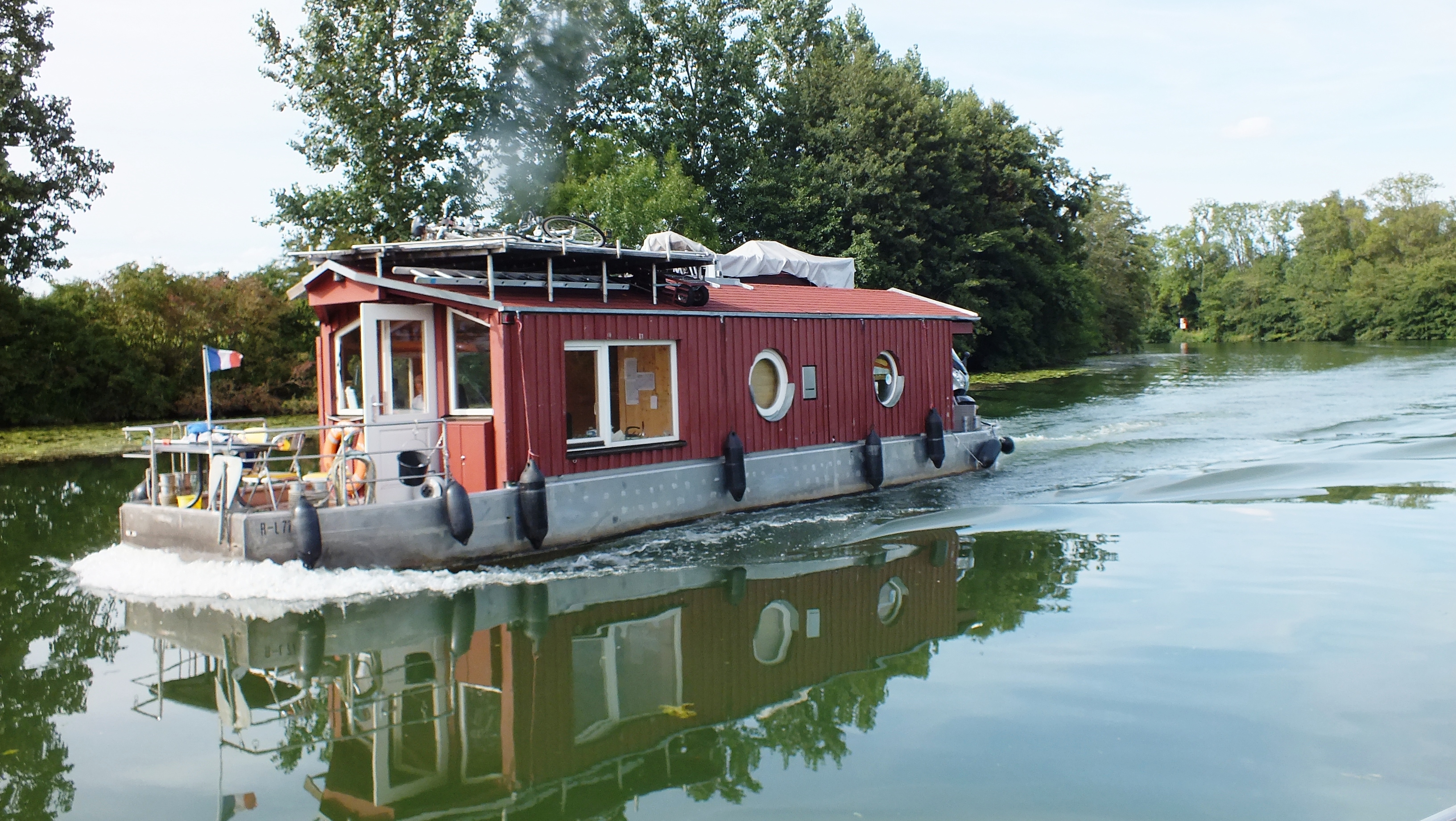 FREEDA La maison sur l'eau croisée vers Rigny FREEDA La maison sur l'eau croisée vers Rigny